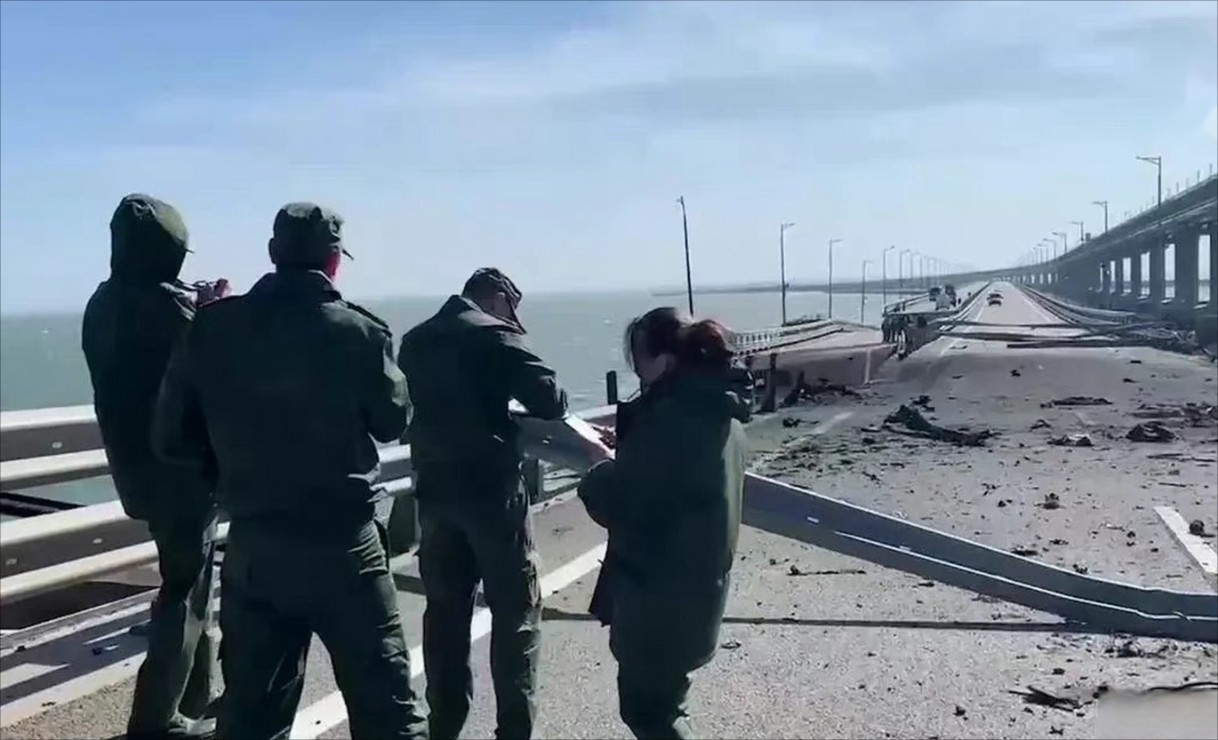 At the moment of the decisive battle, the Crimea Bridge was suddenly ...