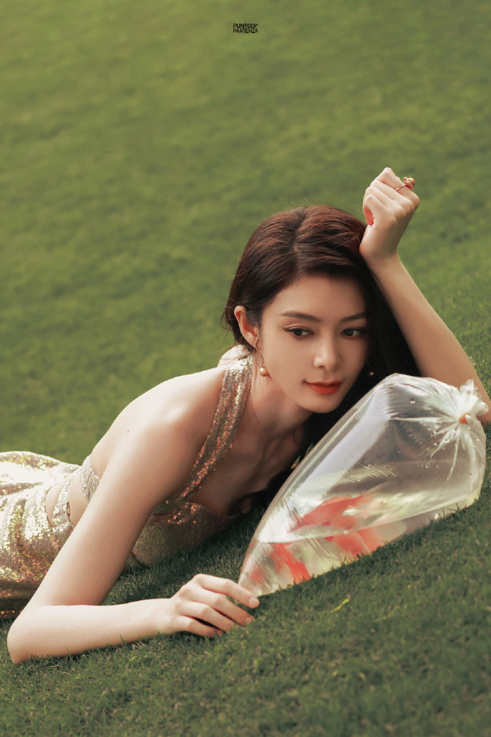 Natural high-cold domineering lady Fu Jing, wearing a golden pink dress, her tall figure shows ...