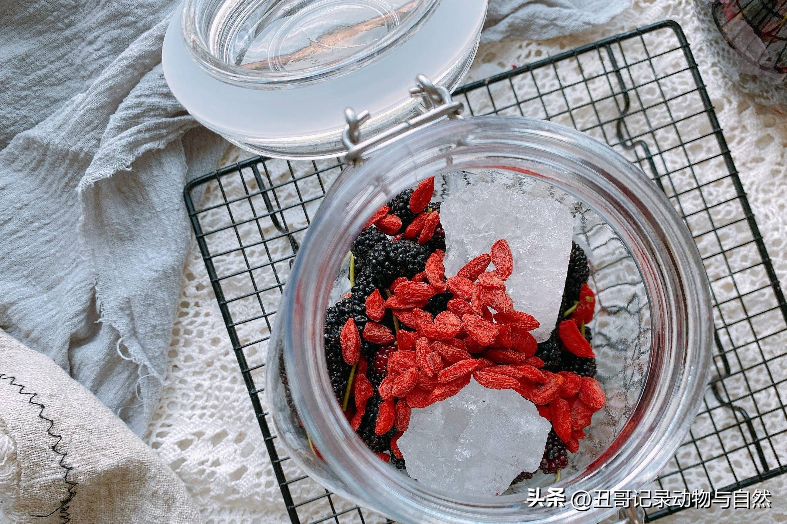 The practice of mulberry fruit wine has a mellow taste, nourishes yin ...