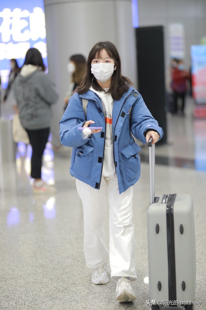 Zhu Linyu appeared at the Chengdu Airport, her makeup looks more ...