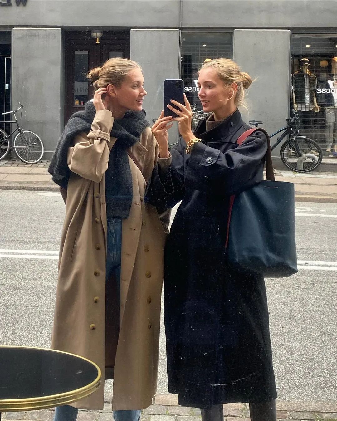 The ceiling for this autumn and winter is the twin model sisters. - iNEWS
