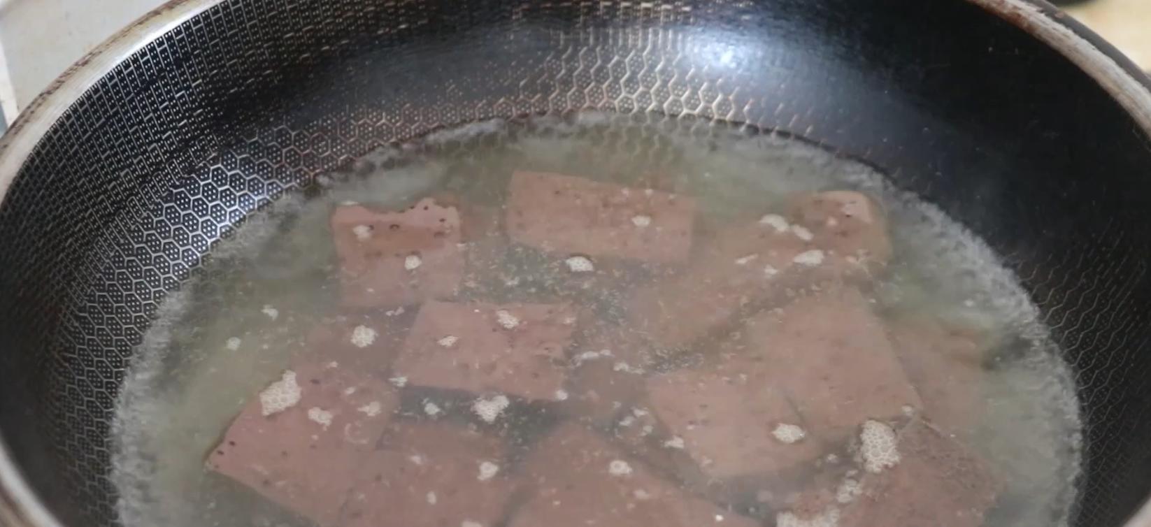 The chef teaches you to cook pig blood. Many people make a mistake at ...