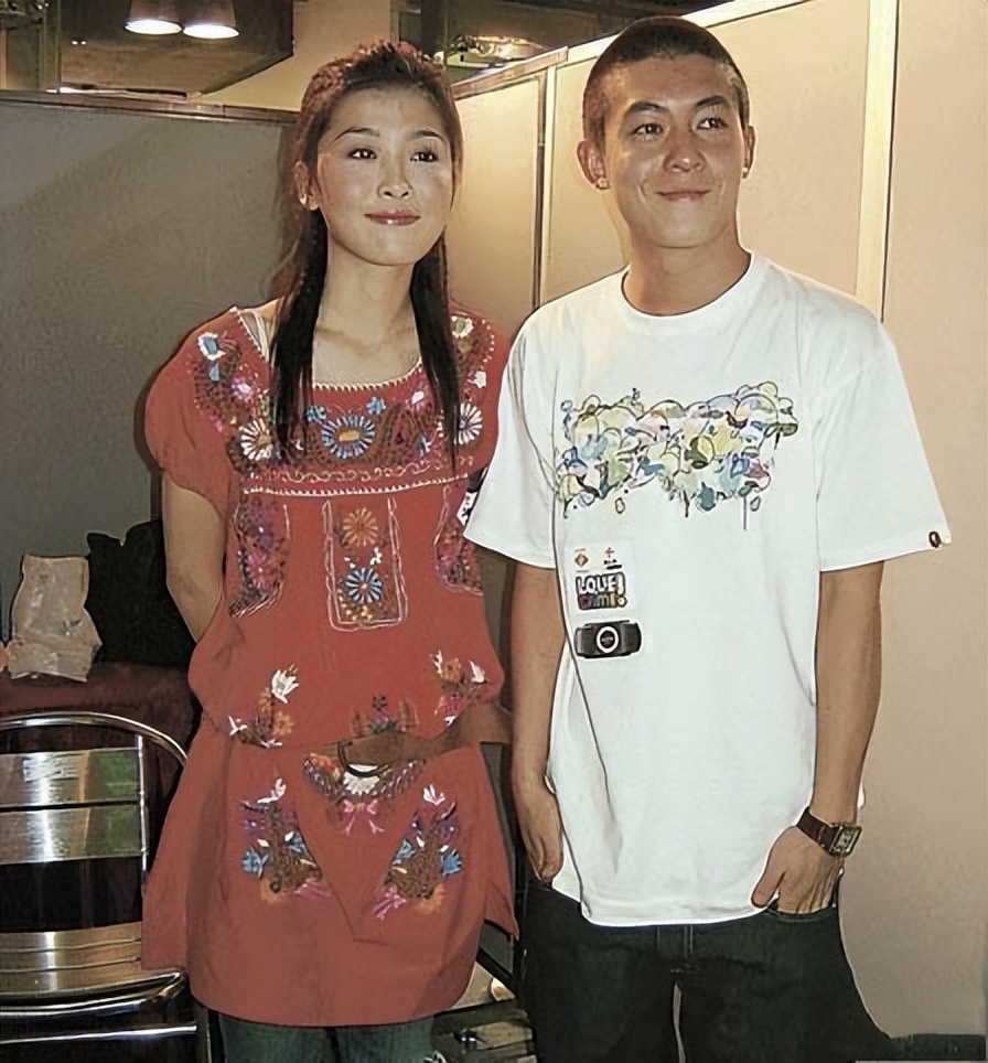 She was involved in Edison Chen's Pornographic Event! A group photo completely tore off Zhou ...