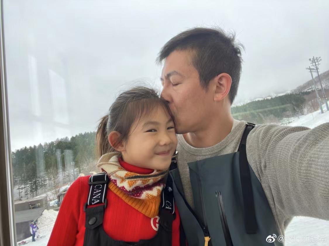 Edison Chen's family of three is rarely photographed together, netizens ...