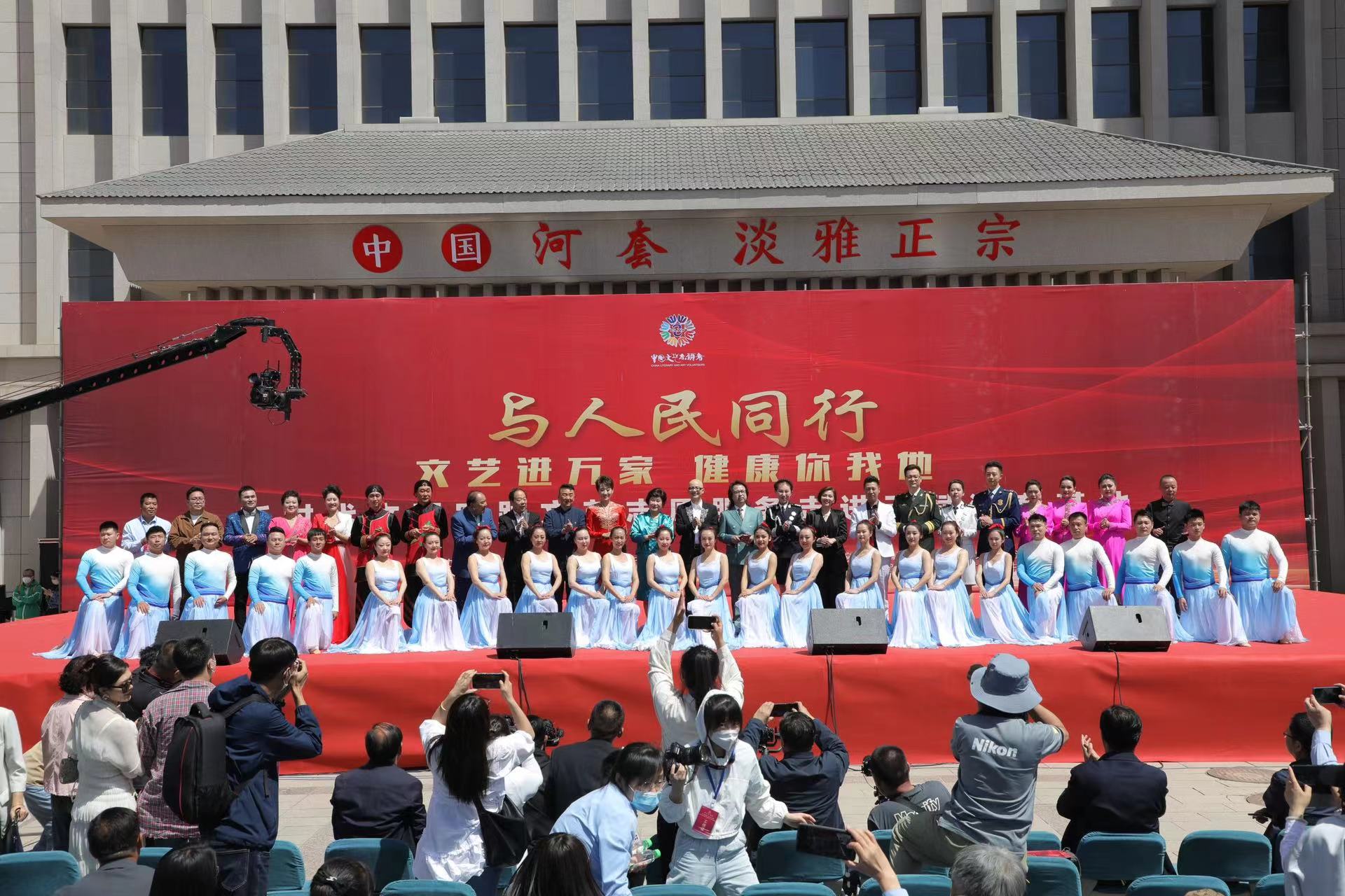 Singer Ping An appeared in Bayannaoer and voluntarily performed and ...