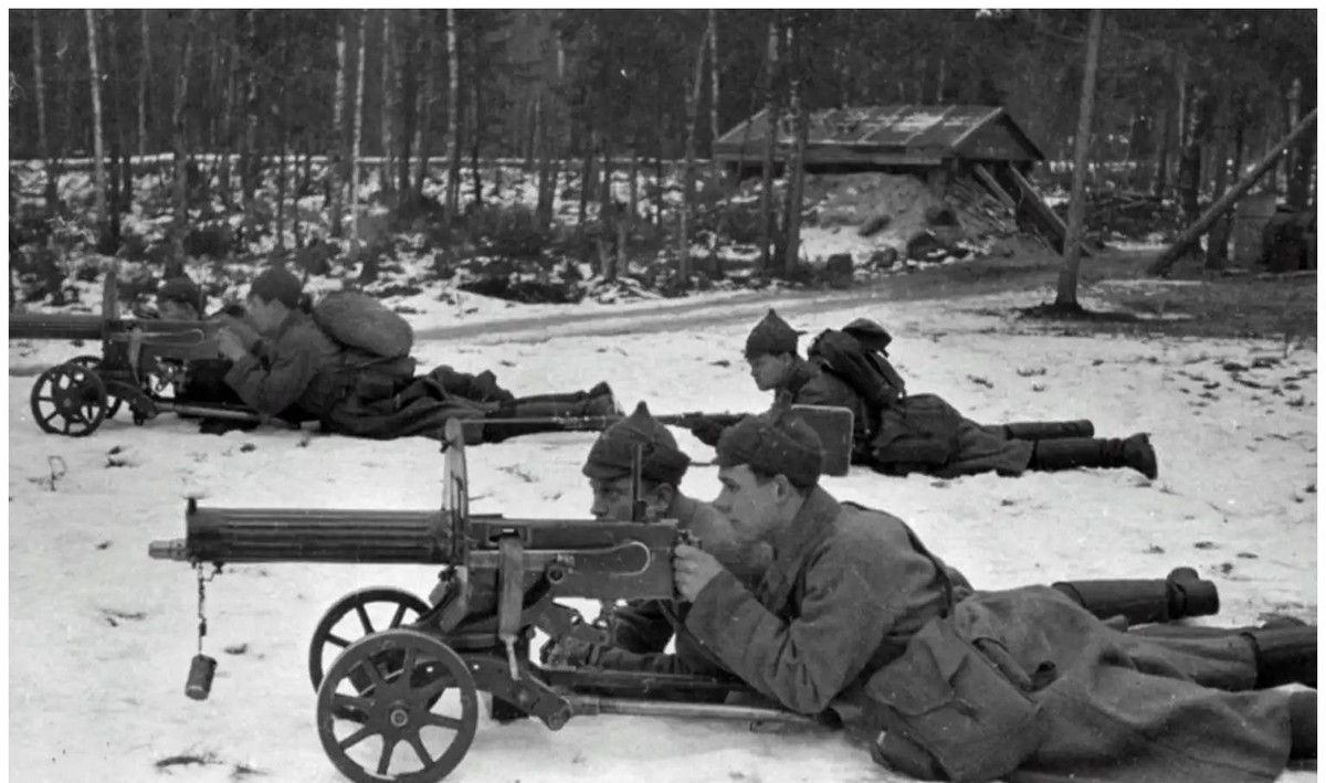Small shields on both sides of the machine gun: psychological comfort ...