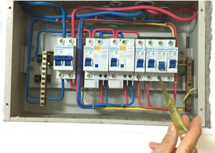 The distribution box is live: how to connect the live wire, neutral ...