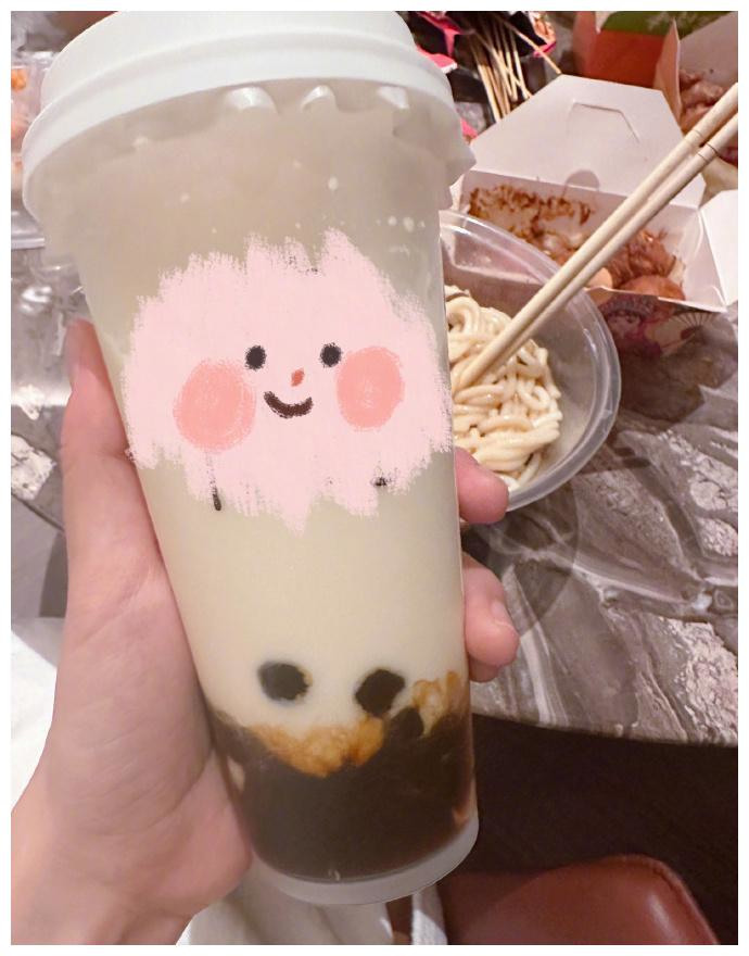 Zhang Xinyu showed off her friendship with Dilraba Dilraba. They ate ...