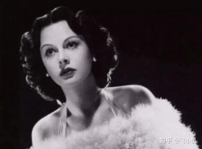 The face is against the sky, with both beauty and talent, the mother of ...