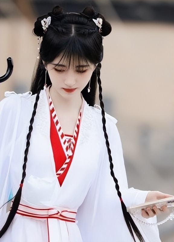 The Xianxia drama "Beauty of Resilience" is advertised as a female ...