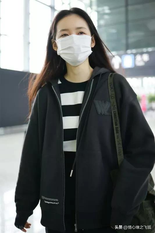 Sun Yihan appeared at the Shanghai Airport, her long hair and shawls ...