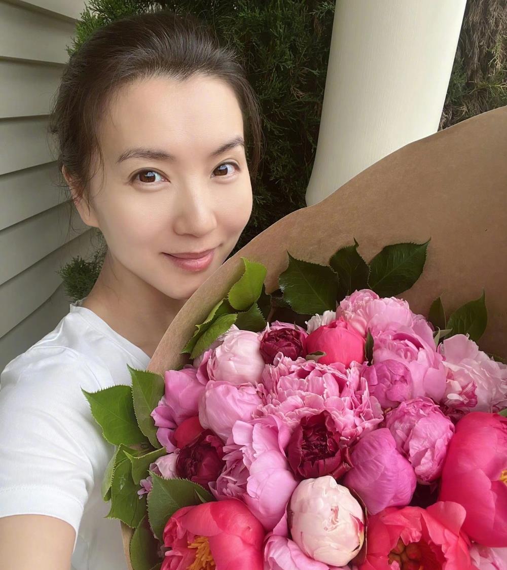 Chen Haosai took a photo with his friend Xue Jianing. He is 44 years ...