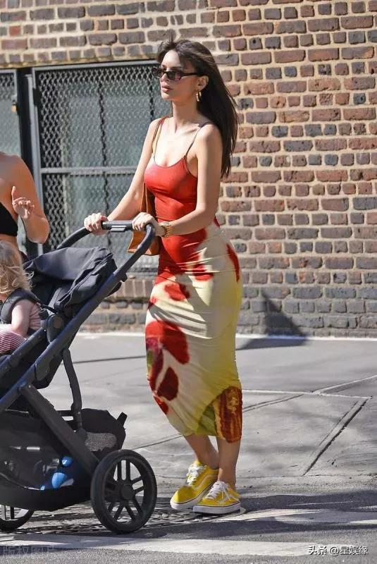 Emily Ratajkowski went out for a baby walk in New York, wearing a ...