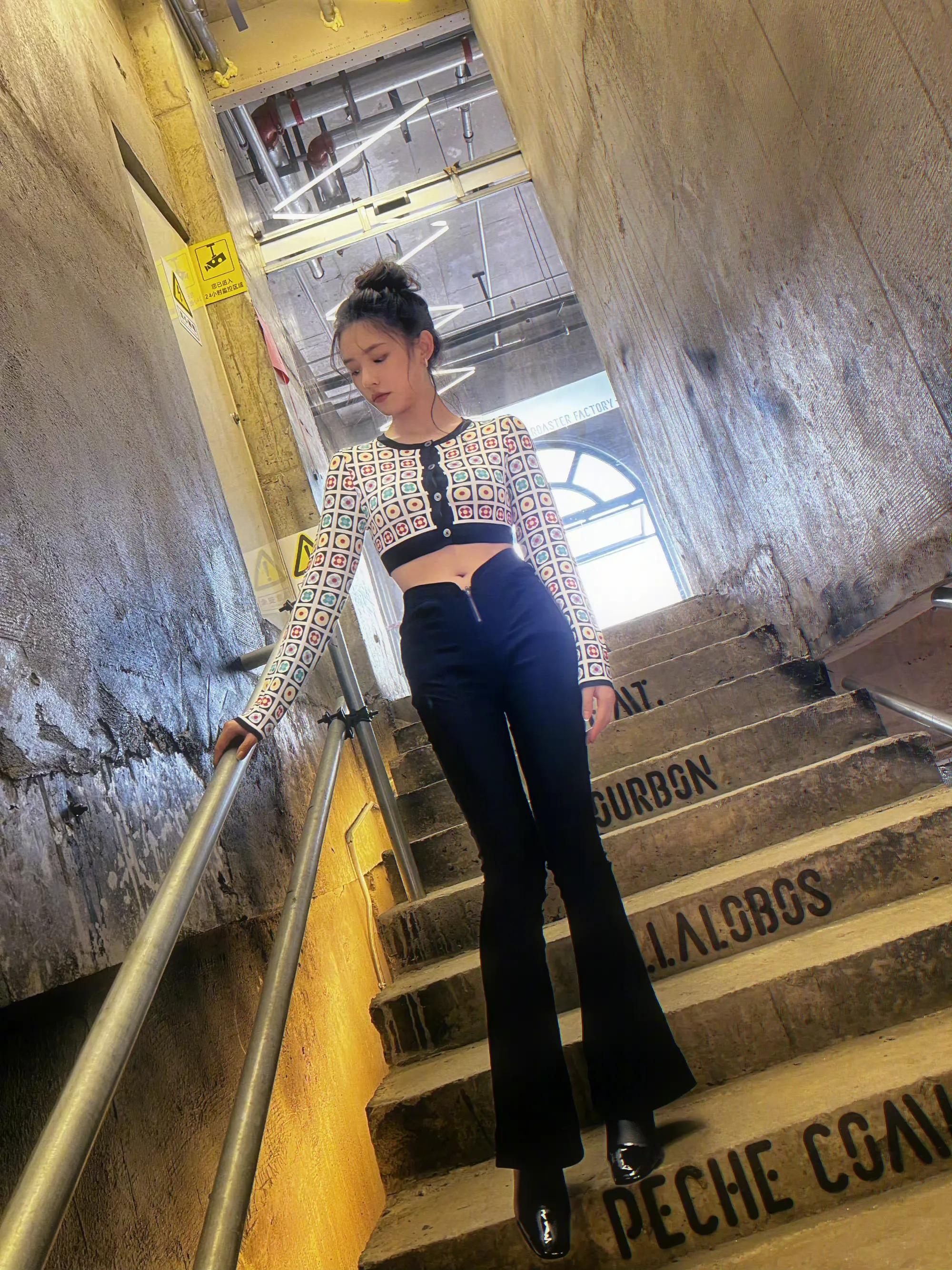 Lin Yun took beautiful photos, wearing an ultra-short umbilical dress ...