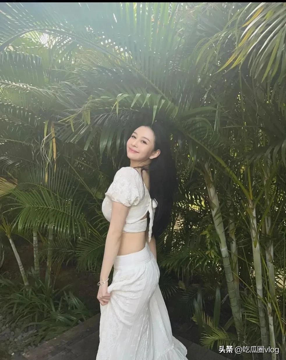 Shen Yue shows off her charming curves in a sexy waistless dress for ...