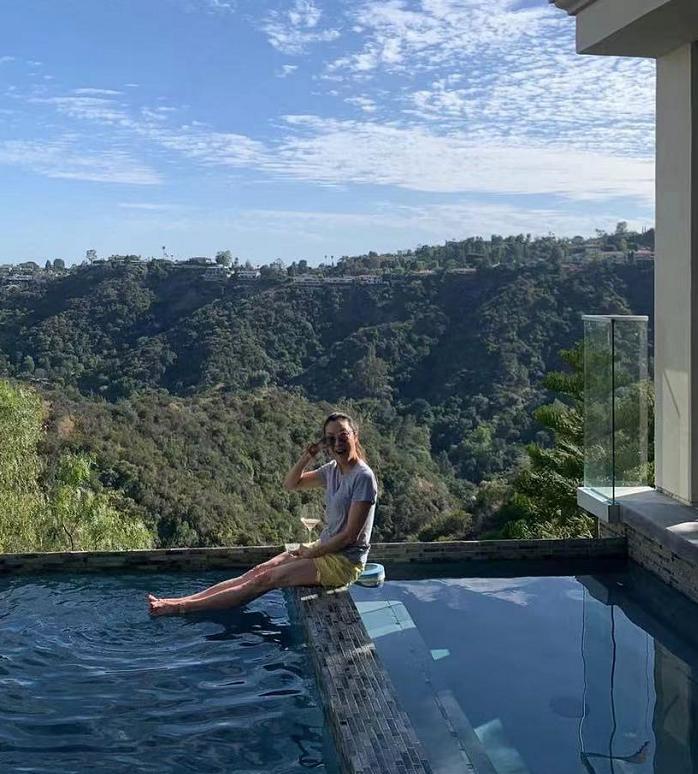 Michelle Yeoh fell into the pool in shorts!A pair of long legs are full ...