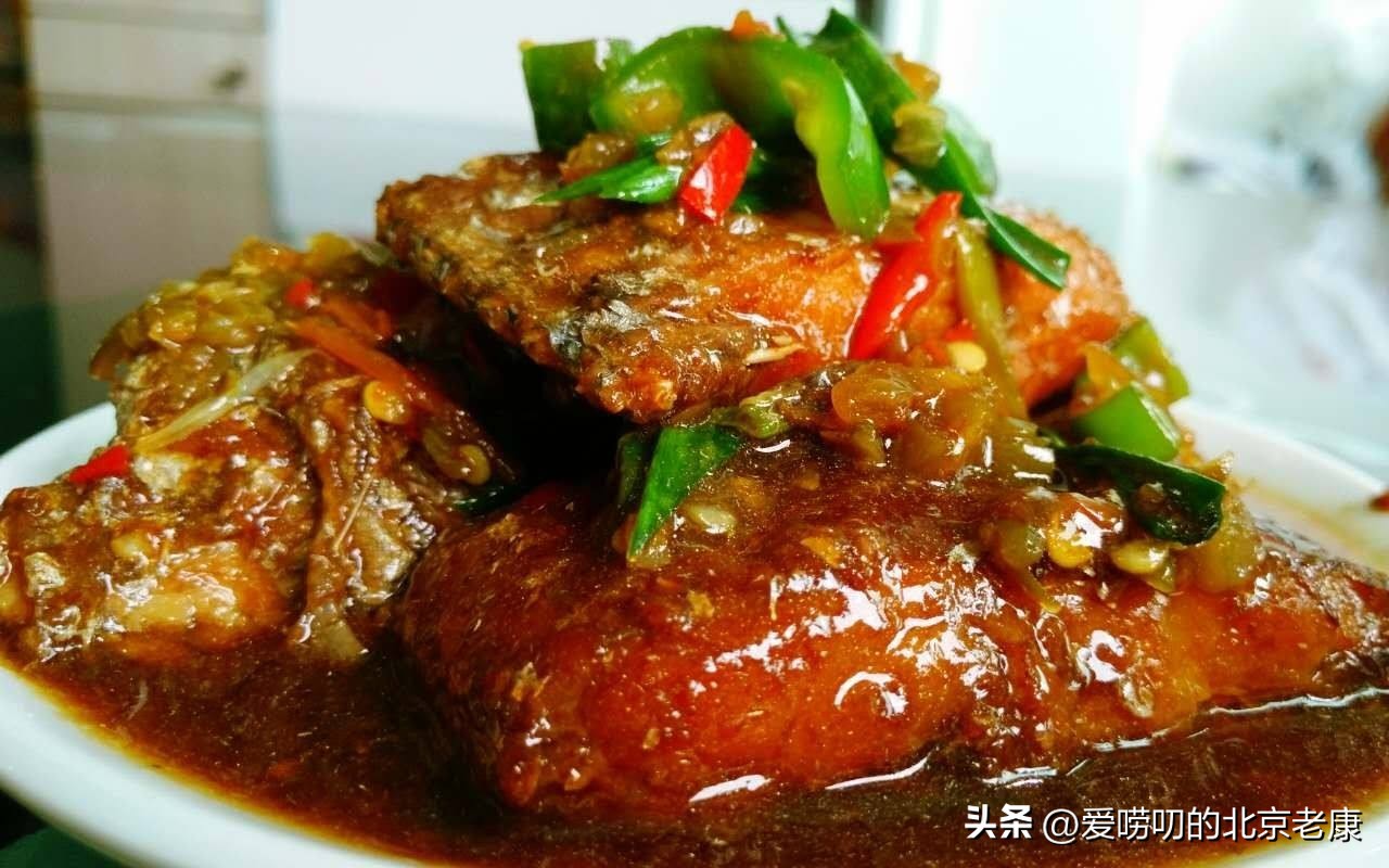 The practice of braised hairtail, the meat is fresh and tender, salty ...