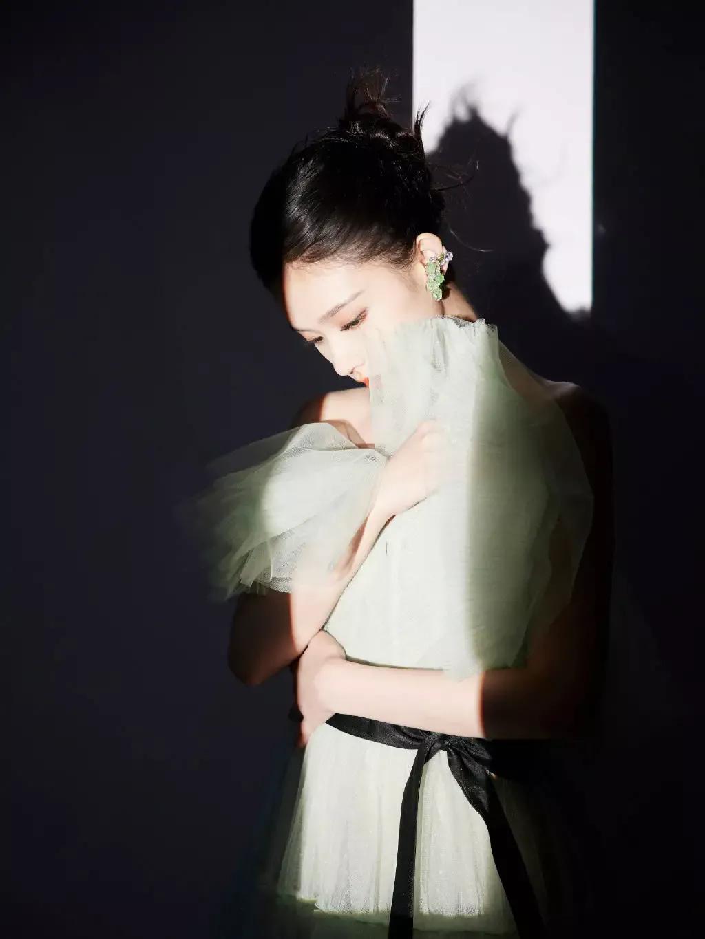 Lin Yun's beach photo by the sea, wearing a white dress with suspenders ...