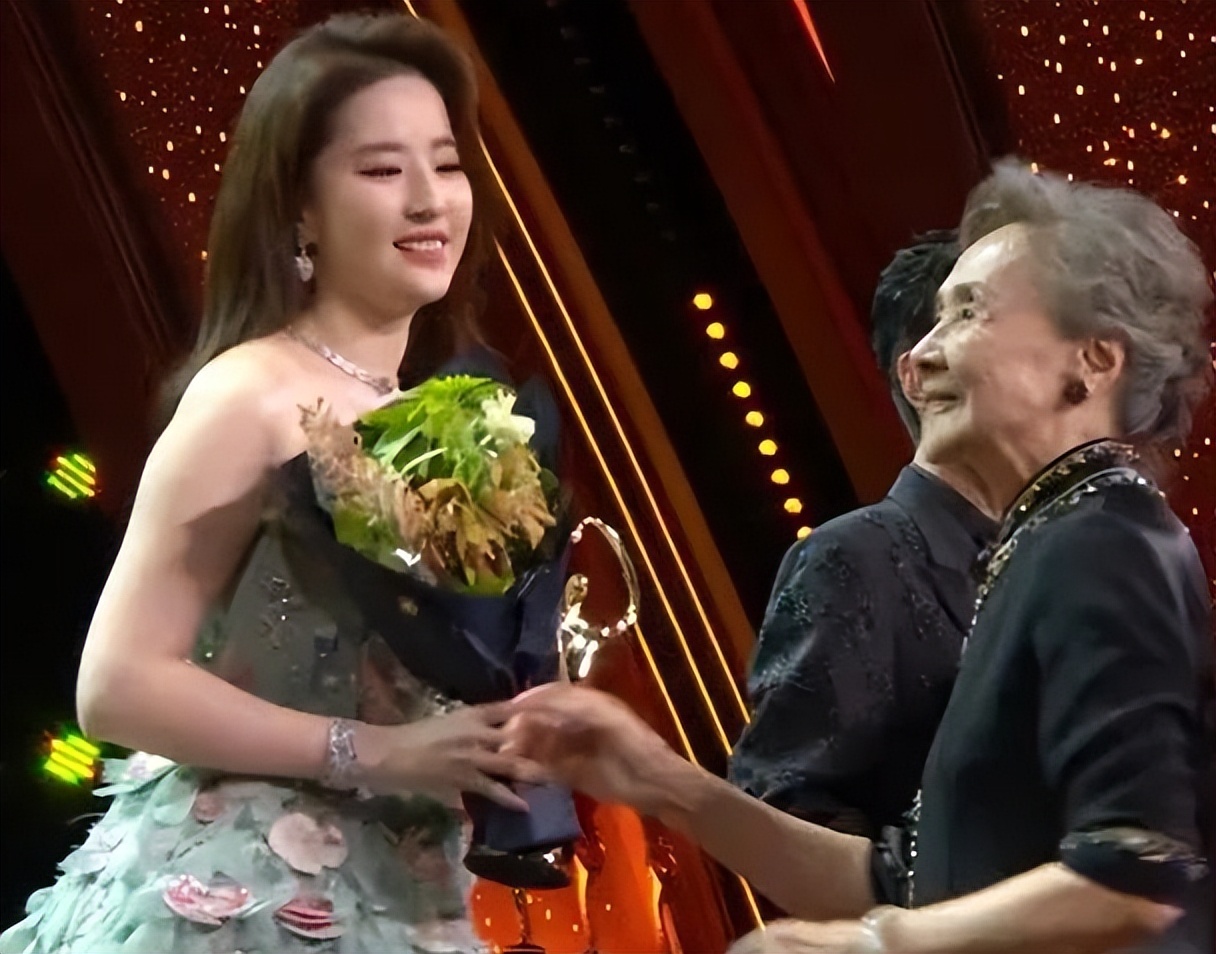Wu Yanshu and Liu Yifei shared the stage, witnessing the legendary moment of two generations of ...
