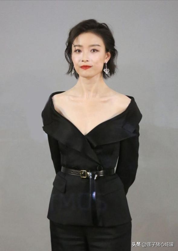 Ni Ni wears an off-the-shoulder black suit to show the "swan neck", so ...