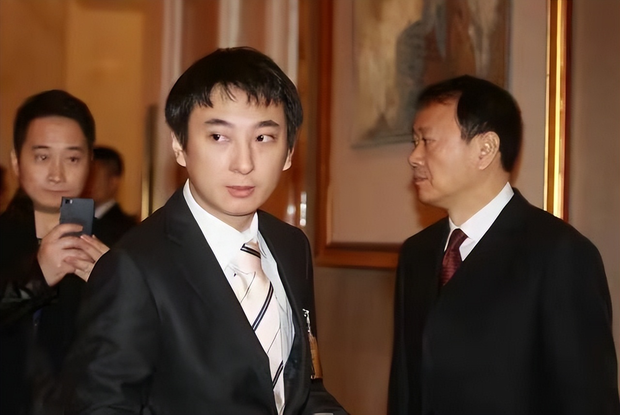 Wang Sicong was photographed taking five beauties out of the hotel ...