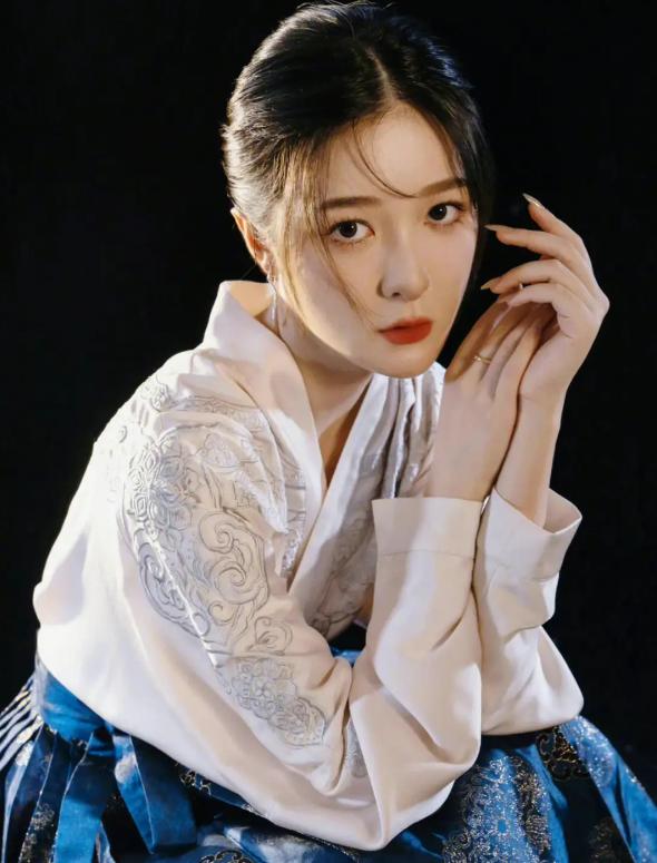 Xu Jiao: The goddess of Hanfu who was born as a tomboy. She is 25 years old and has pink hair ...