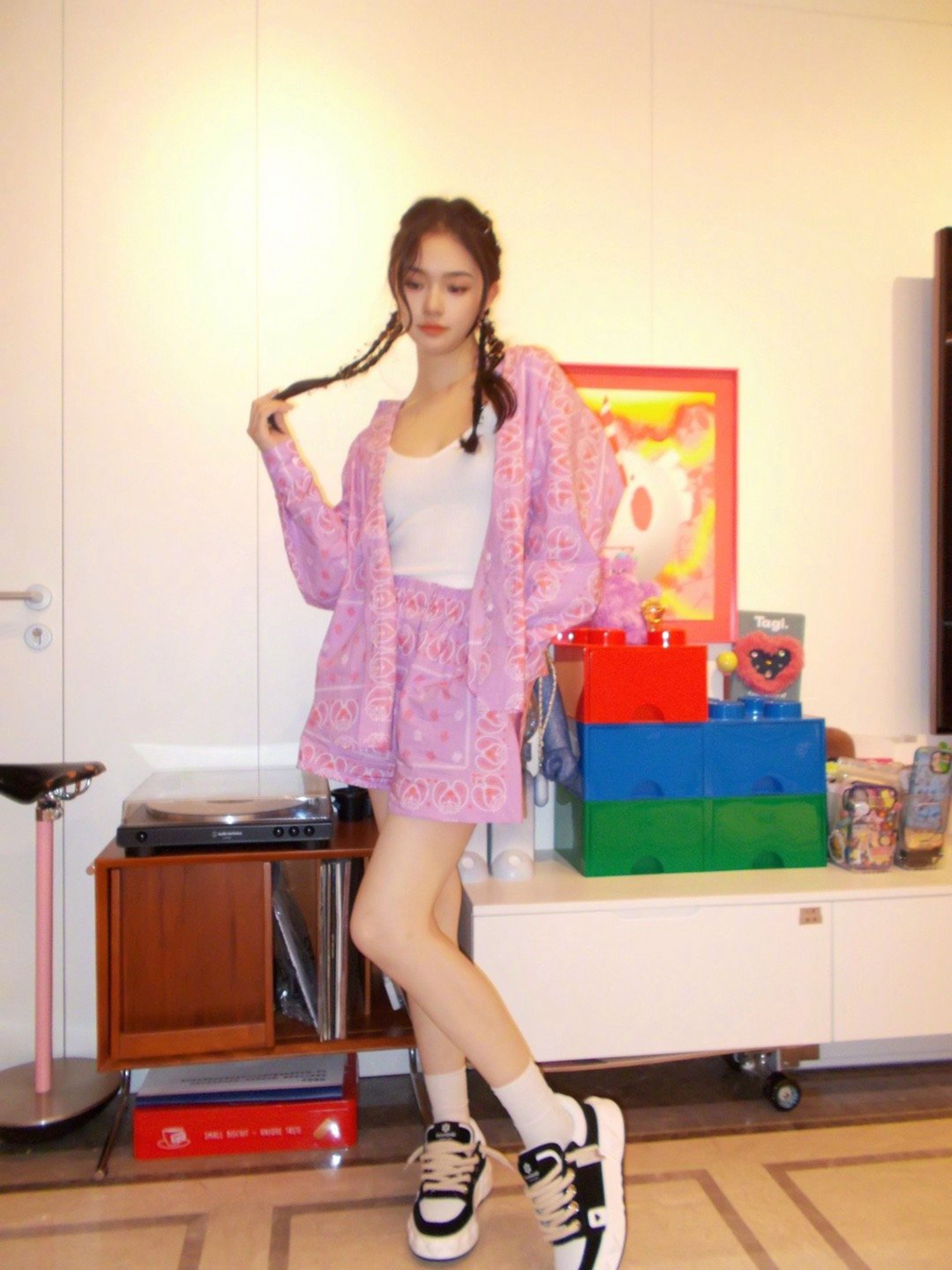 Lin Yun pink skirt long legs sexy photo - iNEWS