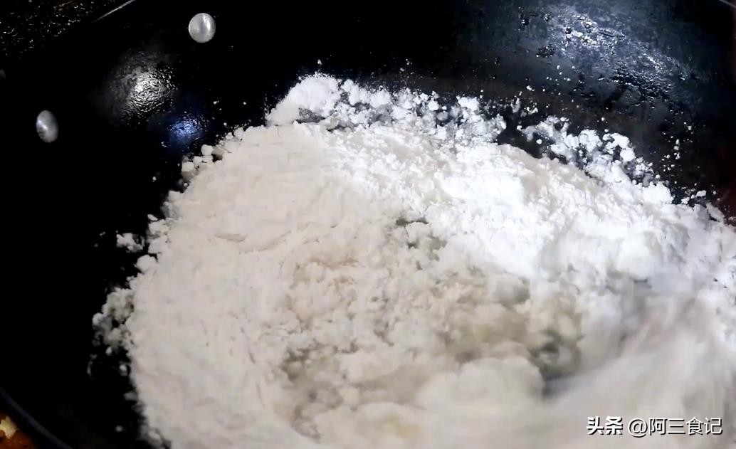 Pour the rice flour into the hot boiling water, this is super ...