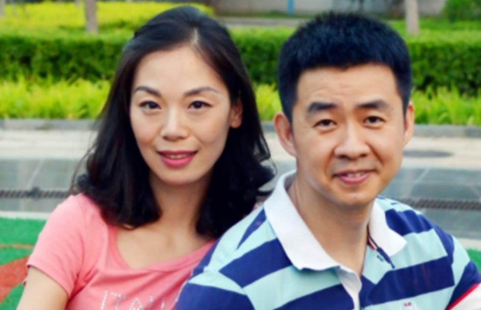 Astronaut Chen Dong and his wife Wang Xiaoyan take a photo, the wife is virtuous and beautiful ...