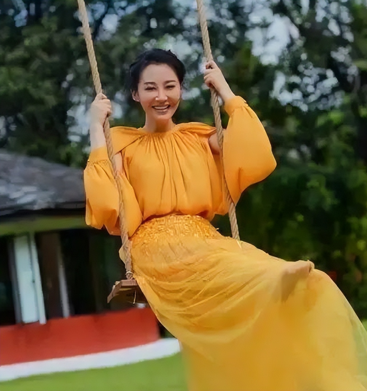 54-year-old Xu Qing is amazing! The elegant style is full, the fashion ...