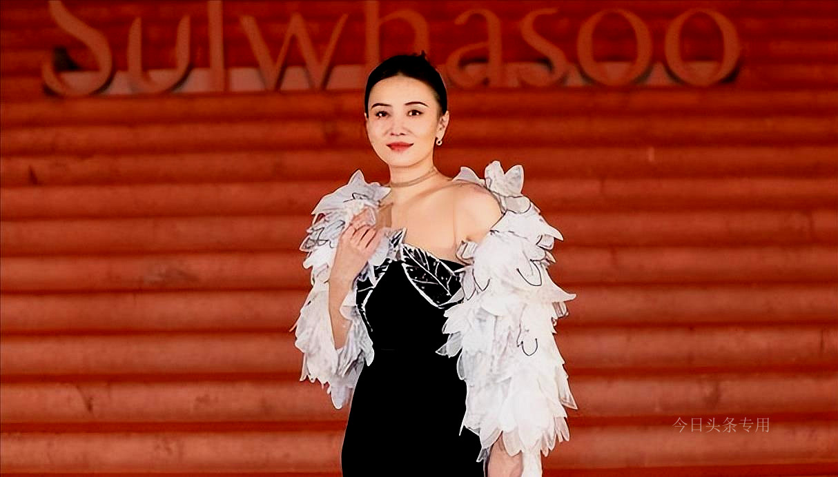 Become the mistress of a 23-year-old director and defeat Sun Li. Song ...