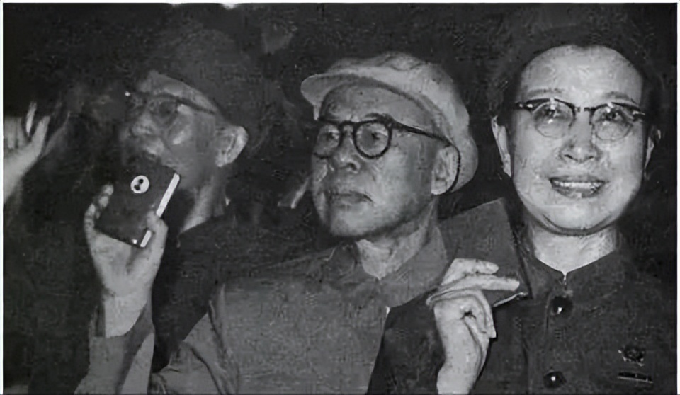 Jiang Qing: You also deserve to wear military uniform? Chen Boda threw ...