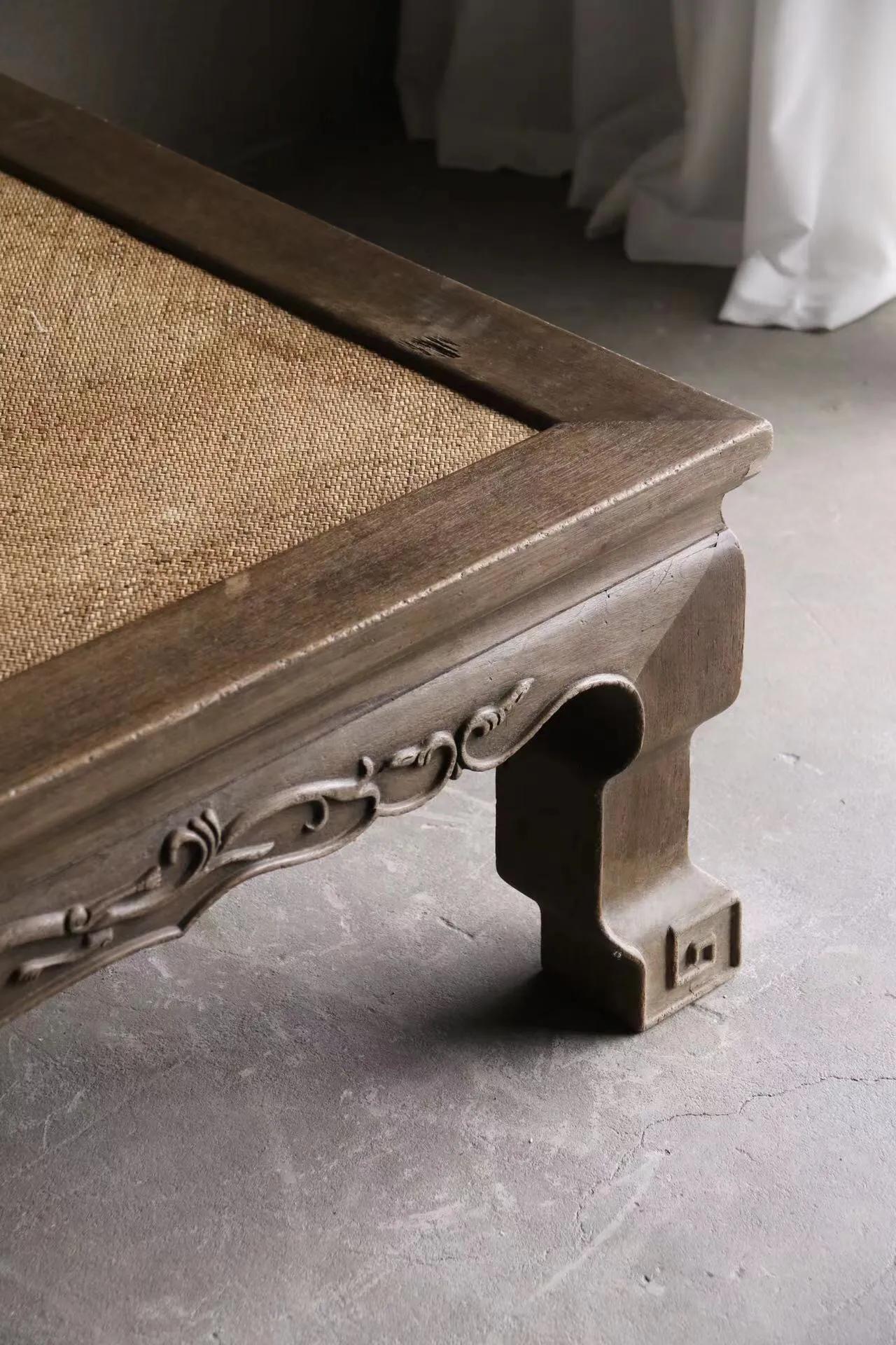 The paper windows of the bamboo house are very clean, and the tea pot ...