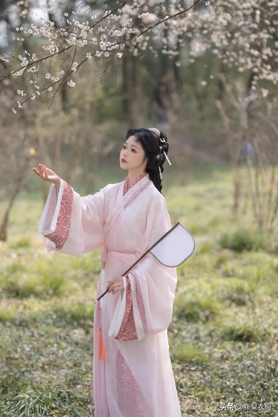 Why do other people wear Hanfu as a "big lady", but they wear it as a ...
