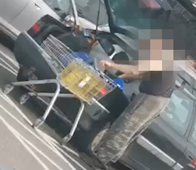 Oil prices are too high to be added, British man pushes a car of ...