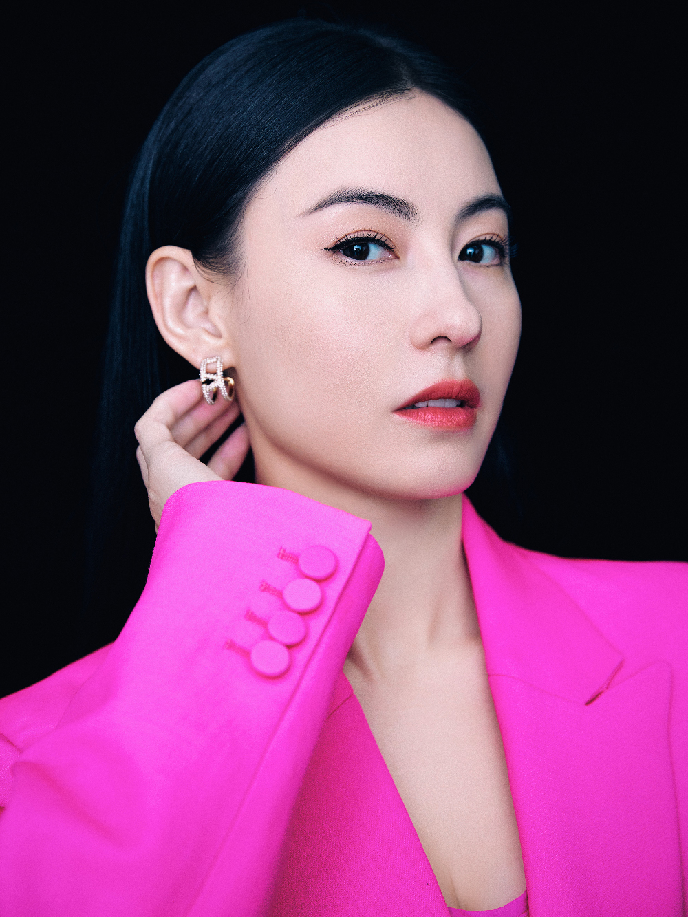 Cecilia Cheung's live broadcast is in perfect condition. The rose red ...
