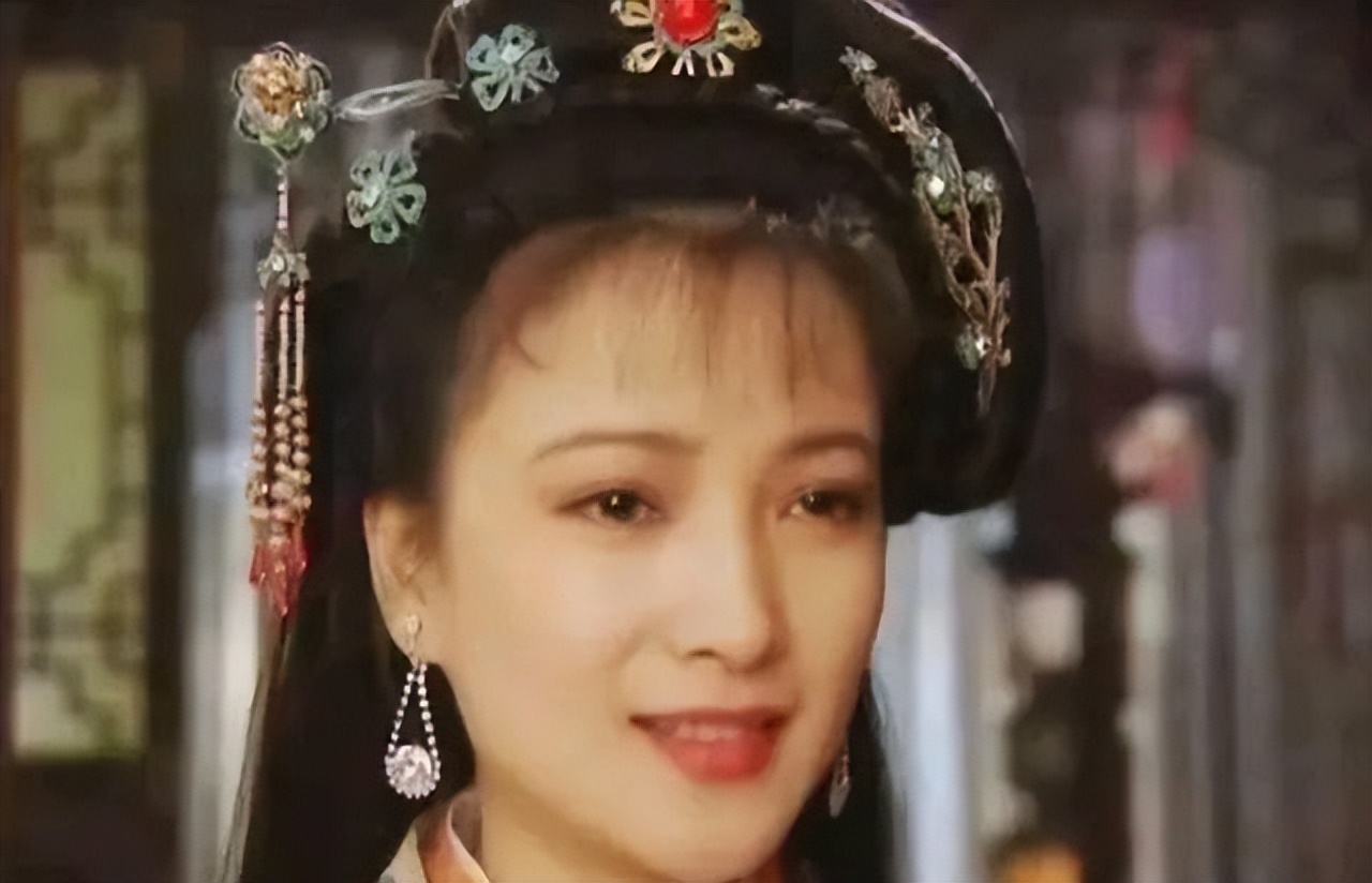 He Qing plays the second female lead in "The Grass by the Green River ...