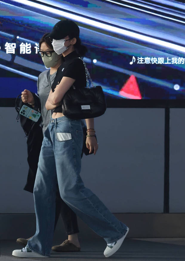 Nuozha wearing a peaked cap appeared in a low-key hurry on the road ...