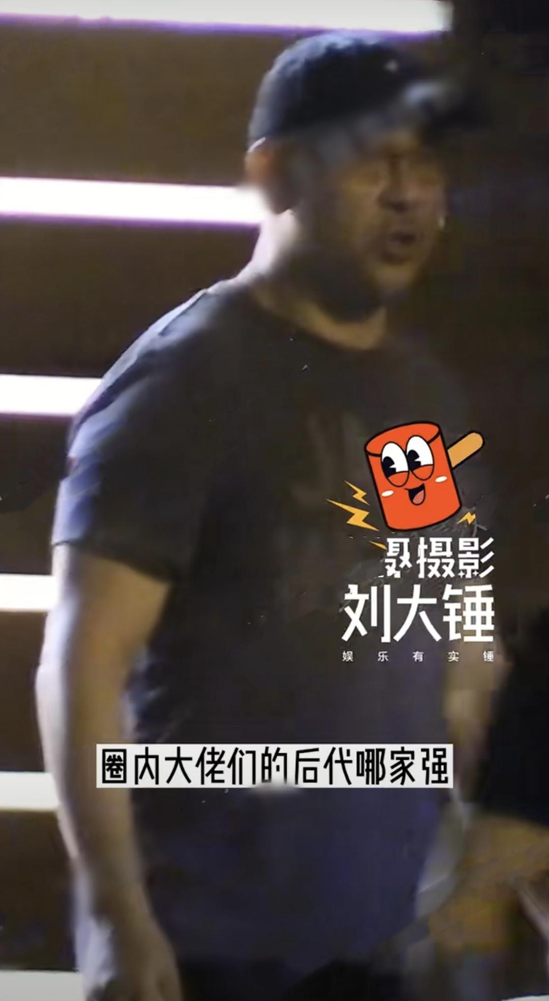 60-year-old Jiang Wen went out with his son, 14-year-old Jiang Jiro was ...