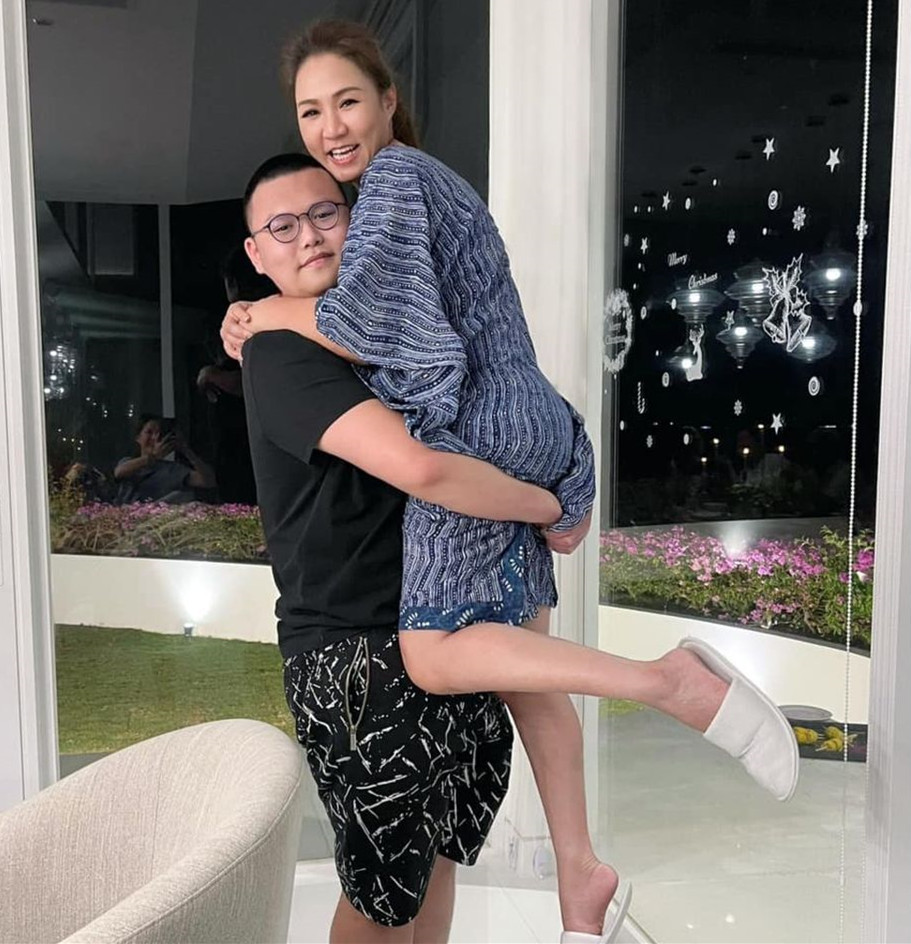 Li Ruien rarely posts a group photo of mother and child!Being hugged by ...