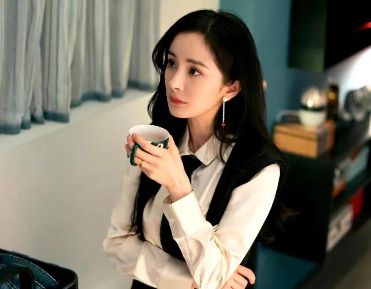 Yang Mi's new drama military uniform Reuters, uniform + cheongsam, is ...