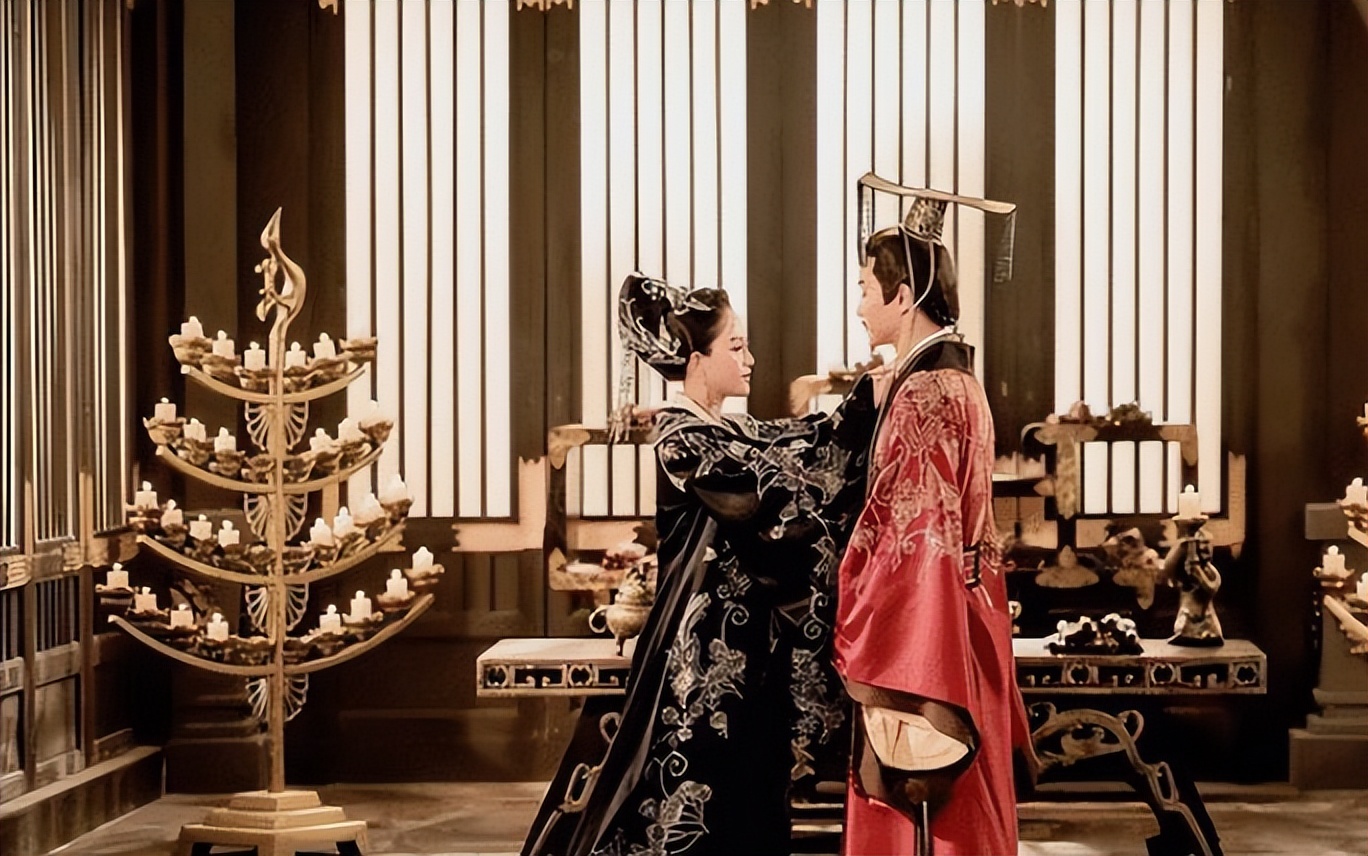 Emperor Wen of the Sui Dynasty went to the early court, but saw that ...