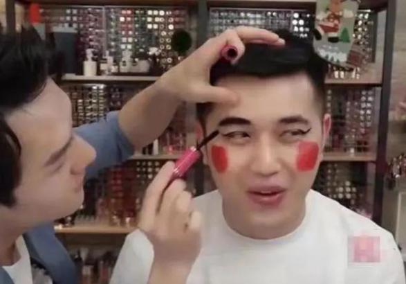 After 480 days of leaving Li Jiaqi, the assistant Fu Peng has become like this. Does he regret ...