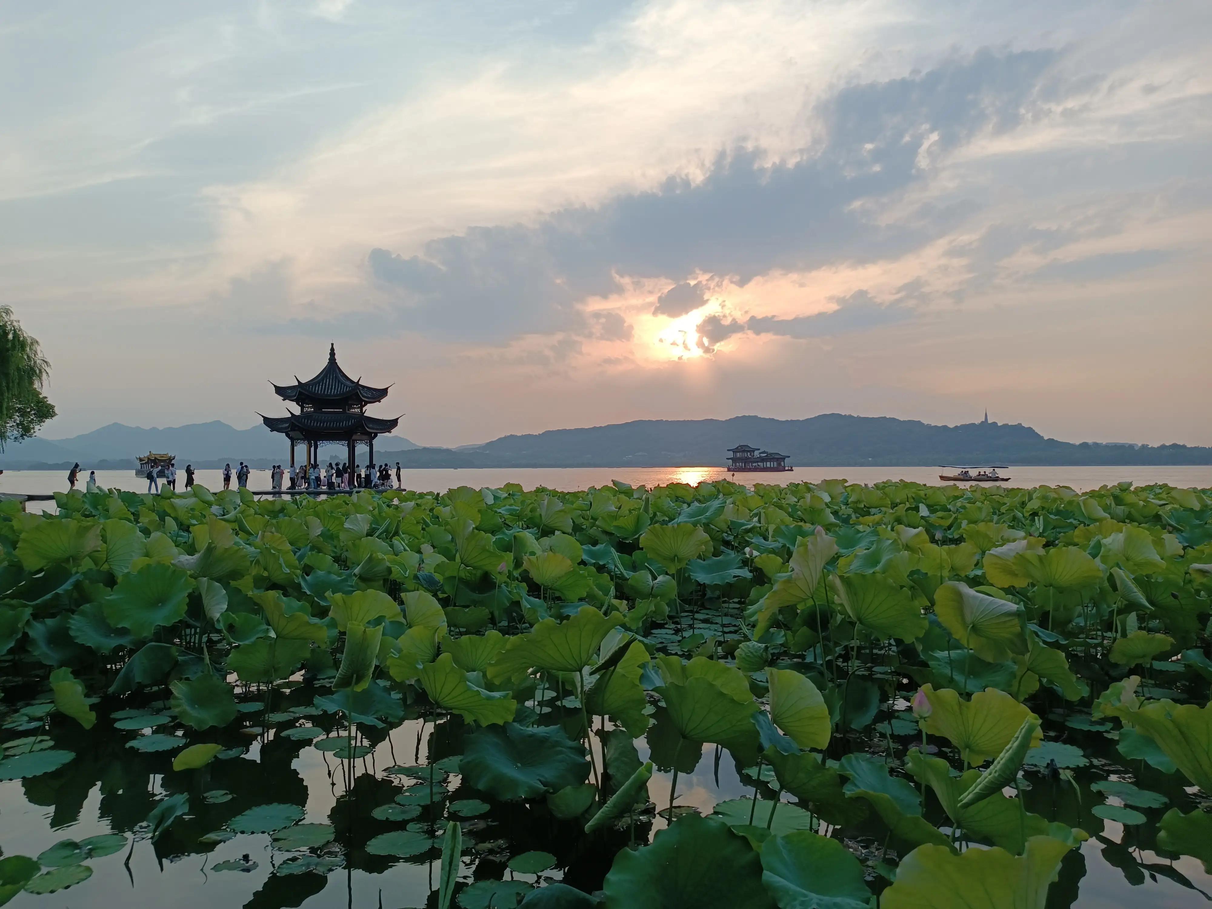 Visit Hangzhou with me - Meixi Lake in the sunset - iNEWS