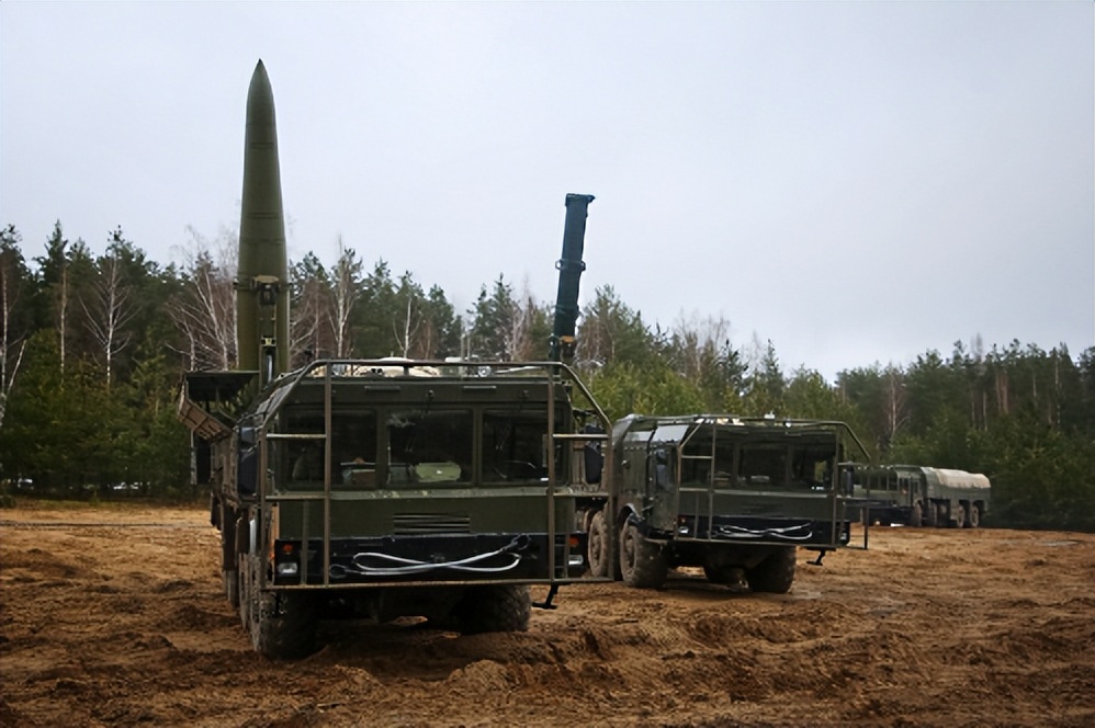 The Russian army was crazy, the giant cluster bomb exploded a large ...