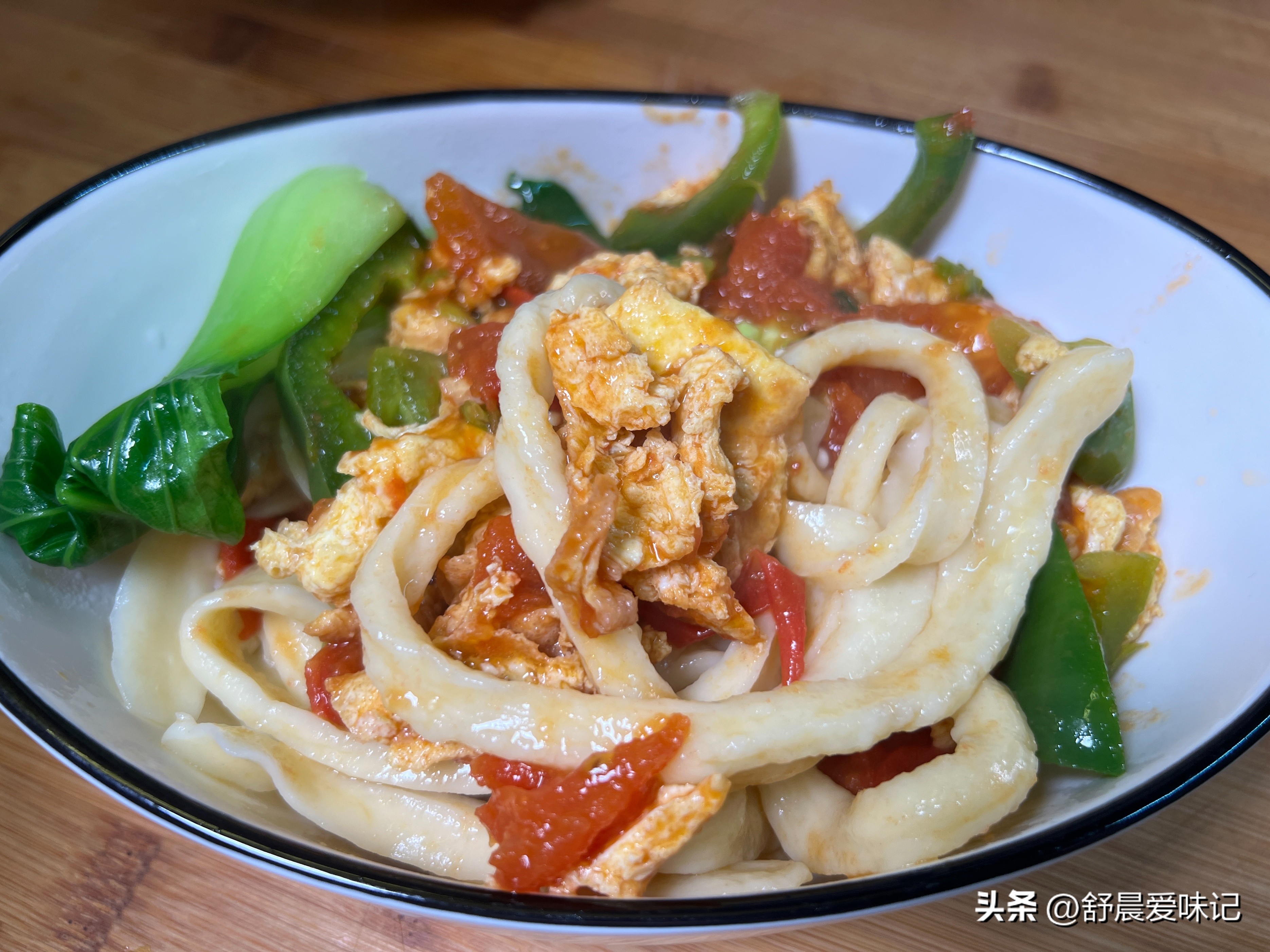 Homemade noodles are more delicious than hand-rolled noodles. Topped ...