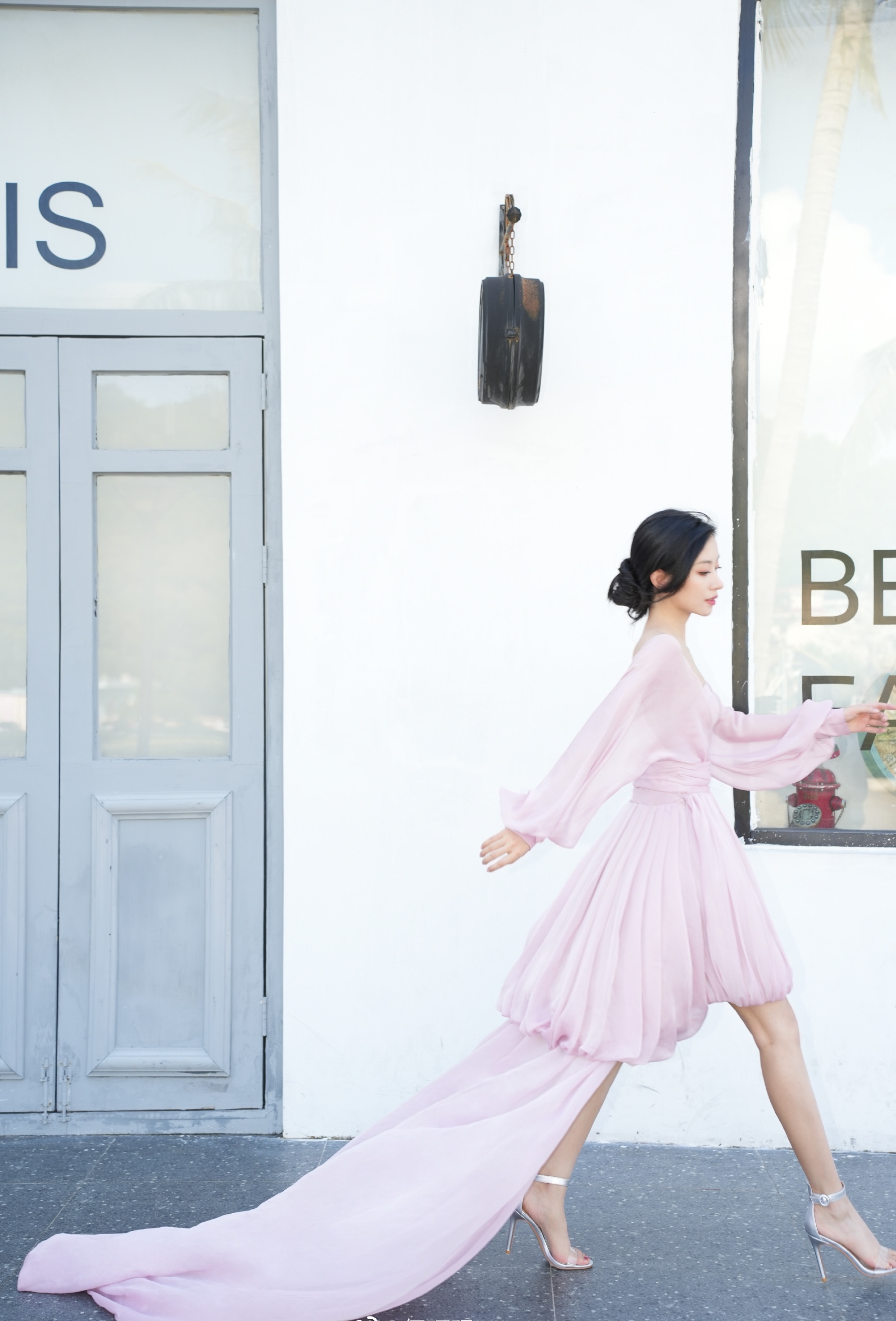 "The Voice" champion Wu Keyue shares the latest photo, a tube top pink ...