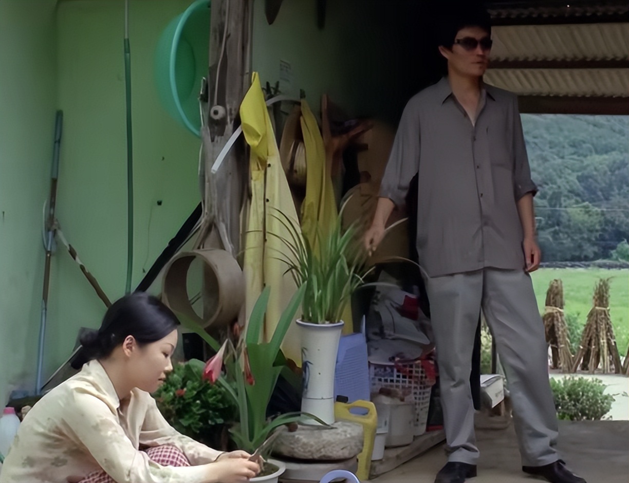 What kind of artistic techniques are used in the movie "Camel Words" to ...