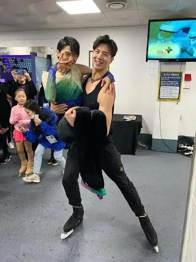 Yuzuru Hanyu is hugged by Princess Liu Xinyu - iNEWS