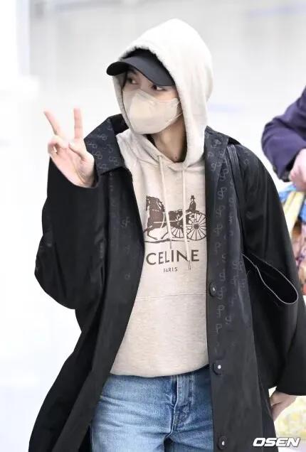 Lisa's outfit is really popular? Wearing a black windbreaker and a ...